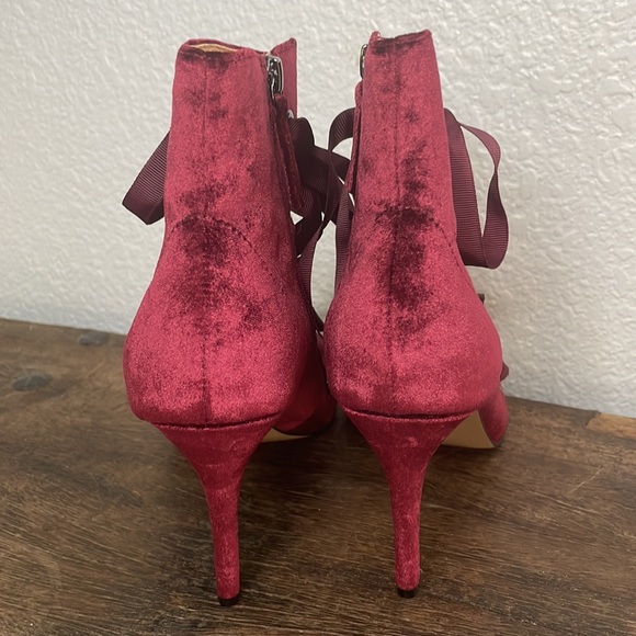 Laya by Zendaya | Shoes | Nib Laya By Zendaya Nadine Wine Red Velvet ...